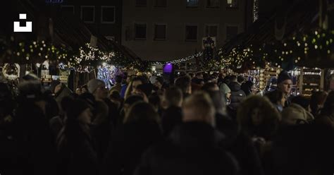 밤에 거리를 걷는 사람들의 무리 사진 Unsplash의 무료 뉘른베르크 이미지