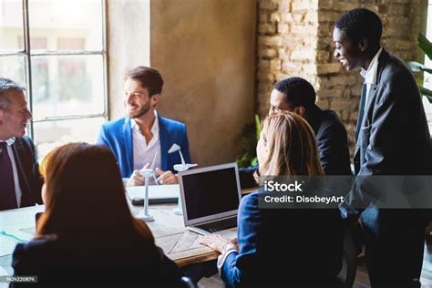 지속 가능한 혁신 프로젝트에 종사하는 다인종 사업가 아프리카 여성의 얼굴에 집중 건설 현장에 대한 스톡 사진 및 기타 이미지