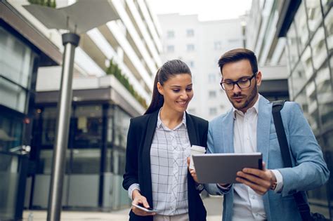 야외에서 태블릿 컴퓨터를 사용 하 여 비즈니스 프로젝트를 논의 하는 비즈니스 팀 도시에 대한 스톡 사진 및 기타 이미지 도시 도시 생활 전문 기술 Istock