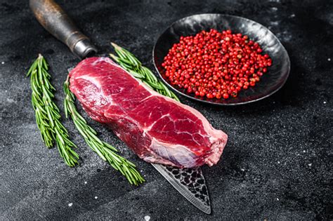 신선한 생 대리석 쇠고기 고기 등심 스테이크에 칼 검은 색 배경 위쪽 보기 Entrecôte에 대한 스톡 사진 및 기타 이미지