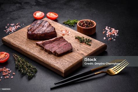 어두운 콘크리트 배경에 향신료와 허브를 곁들인 맛있는 신선한 육즙 쇠고기 스테이크 갈비 음식에 대한 스톡 사진 및 기타 이미지 갈비 음식 검은색 고기 Istock