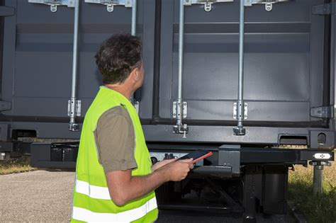 남자 또는 Tablet Pc 컴퓨터와 지게차 로더 또는 상자를 로드 하는 로더 개념에 대한 스톡 사진 및 기타 이미지 개념 개념과 주제 공사장 감독 Istock