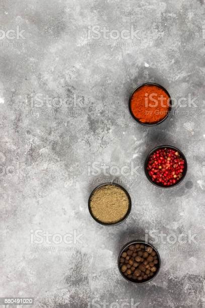 다양 한 회색 배경에 후추 보기 상위 공간을 복사 합니다 음식 배경 건강한 식생활에 대한 스톡 사진 및 기타 이미지 건강한 식생활 건조한 검은색 Istock