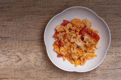 토마토와 계란 후라이 토마토와 나무 배경에 흰색 접시와 스크램블 드 에그 0명에 대한 스톡 사진 및 기타 이미지 0명 노랑 달걀 Istock