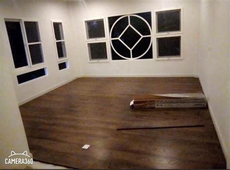 👷🏻‍♂️👷🏻‍♂️ งานปูไม้ลามิเนต เเละติดประตูกระจกอะลูมิเนียม บริเวณโถงชั้น 2 🏡🏡 ชื่อโครงการ โครงการศุ