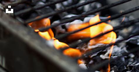 숯불 그릴에 숯불 굽기 사진 Unsplash의 무료 바베큐 이미지