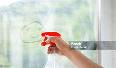 직원 청소 유리창 웃는 얼굴에 물과 비누 뿌리기 먼지가 많고 더러운 유리 면봉 집안일 가사 집안일에 대한 스톡 사진 및 기타 이미지 가사 집안일 가정 생활 가정용