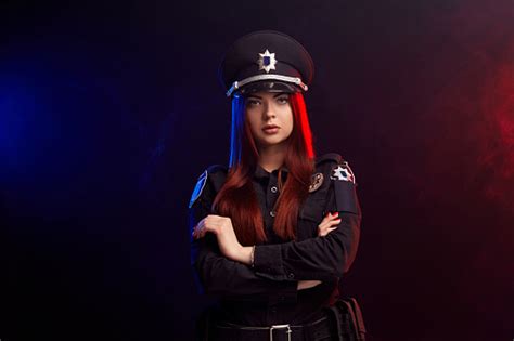 심각한 여성 경찰은 빨간색과 파란색 백라이트와 검은 배경에 대 한 카메라 포즈 검은색에 대한 스톡 사진 및 기타 이미지 검은색 경찰관 매력적인 Istock