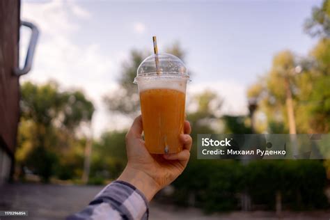 빨대 길거리 음식 컨셉으로 스무디 주스의 플라스틱 유리를 들고 손의 1 인칭 보기 거리에 대한 스톡 사진 및 기타 이미지 거리 건강관리와 의술 건강한 생활방식