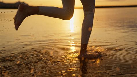해안 조깅 훈련 일몰과 자유를 즐기는 여자 맨발로 클로즈업 20 24세에 대한 스톡 사진 및 기타 이미지 20 24세