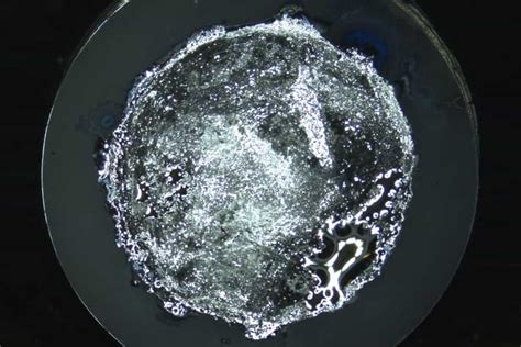 研究人员设计出防止固态电池中枝晶形成的电极架构 字节点击