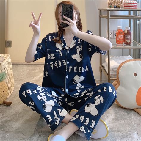 ชุดนอน เสื้อแขนสั้น กางเกงขายาว คอตต้อนผสมการ์ตูน ผ้านิ่มมาก กระดุมหน้าคอปก ฟรีไซซ์ Fl