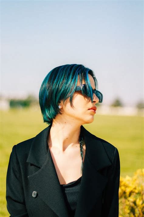농촌의 단발 서 있는 선글라스 수직 쐈어 여성 염색 한 머리카락 젊은 초상화 파란 머리 포즈를 취하는 헤어