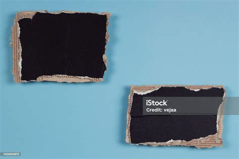 연한 파란색 배경에 찢어진 가장자리가있는 검은 골판지 두 조각 위쪽 보기 복사 공간 두 물체에 대한 스톡 사진 및 기타 이미지