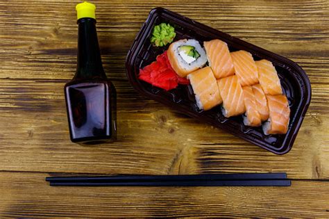 초밥은 나무 테이블에 플라스틱 상자에 필라델피아롤 맨 위 보기입니다 플라스틱 용기에 초밥을 빼앗거나 배달하기 위한 초밥 간장에 대한 스톡 사진 및 기타 이미지 Istock