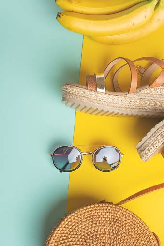 고리버들 패션 가방 여성 신발과 선글라스와 여름 다채로운 여름 패션 휴일의 개념 플랫 레이 노란색 파란색 배경입니다 수직 사진 0명에 대한 스톡 사진 및 기타 이미지