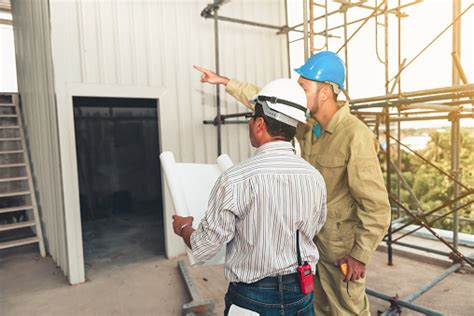 엔지니어링 팀 함께 논의 하 고 브레인 스토밍을 그들의 새로운 프로젝트 비즈니스 건축 개념에 대 한 계획 개발에 대한 스톡 사진 및 기타 이미지 Istock