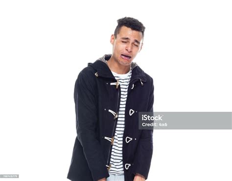 2029세의 어른 잘생긴 사람 키가 큰 아프리카 민족 아프리카계 인종 남성 젊은 남성 서 재킷 따뜻한 옷을 입고 서 있는 1 인