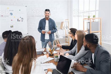 문서 및 회의에서 아이디어를 논의 하는 비즈니스 파트너 교육 강좌에 대한 스톡 사진 및 기타 이미지 교육 강좌 모임 팀워크 Istock