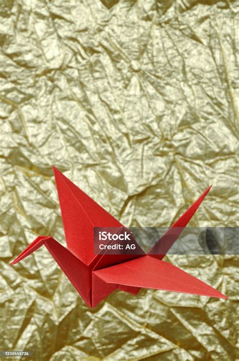 황금 배경에 빨간 종이 접기 새에 대한 스톡 사진 및 기타 이미지 새 종이접기 두루미 Istock