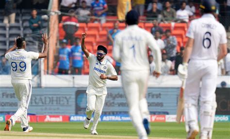 [watch] Mohammed Siraj Grabs A Stunning Low Catch To Dismiss Zak Crawley In Ind Vs Eng 1st Test