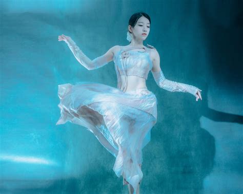 가벼운 가벼움 고요한 공연 관능적인 그림자 나타내는 댄서 댄스 드레스 몽환 문화적 미묘한 발레 블루