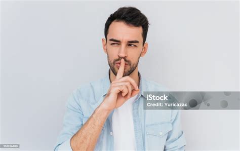 블루 셔츠 유행 옷을 입고 심각한 유행 남자의 초상화 앞 유지 입술 쉿 비밀 제스처 만들기에 손가락 또는 조용히 세련 된 남자의 고립 된 총 침묵 기호를 보여 줍니다