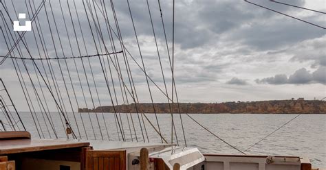 나무 바퀴가 달린 보트 사진 Unsplash의 무료 배 이미지