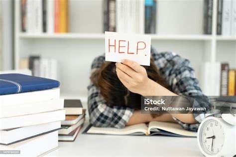 아시아 학생 여성은 시험 때문에 불안해하고 여성은 도서관에서 시험 및 학습 수업을 준비합니다 스트레스 절망 서두름 오해 독서