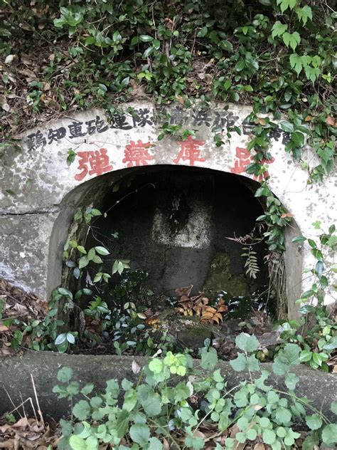 「ガイドブックに載らない小さな戦争遺物が無数にある。これは温泉の駐車場。車から降りたら背後にあってぶっ飛びました 」ぴょんぬりらの漫画
