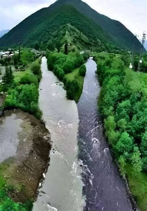 토탈 두 강이 코카서스에서 섞이지 않고 만납니다 조지아 🇬🇪 아시아 대륙 또는 대륙 횡단 만나지만 섞이지 않습니다 하얀색 아라그비와 검은색 아그라비입니다 두