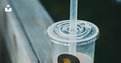 갈색 나무 테이블에 던킨 도너츠 커피 컵 사진 Unsplash의 무료 마시다 이미지