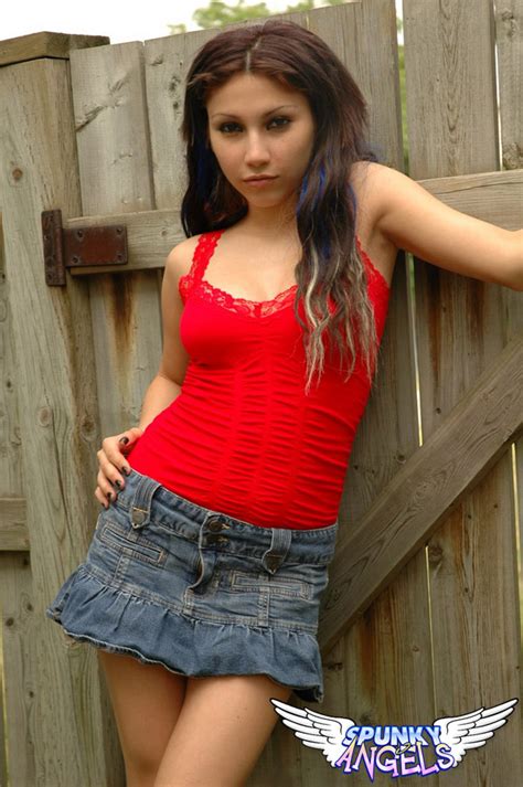 Маленький ангел демонстрирует юбку с трусиками на улице и раздевается чтобы показать сладкие