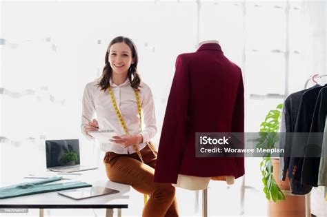 디자인 스튜디오 인테리어에서 일하는 아름다운 젊은 전문 스타일리스트 패션 디자이너 컨셉 20 29세에 대한 스톡 사진 및 기타