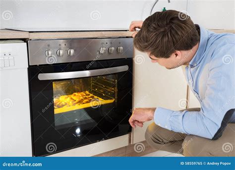 Pan De La Hornada Del Hombre En Horno Imagen De Archivo Imagen De