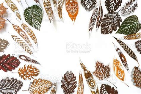 가 마른 만든 프레임 화이트 그린 민족 패턴 단풍 빈 공간입니다 11월에 대한 스톡 사진 및 기타 이미지 11월 가을 개성 개념 Istock