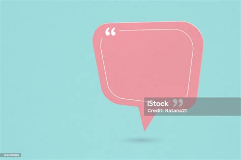 커뮤니케이션 및 소셜 미디어에 대한 개념적 이미지 고객 피드백 거친 파란색 종이 질감에 빈 서신 핑크 그런지 종이 말풍선 거친에 대한 스톡 사진 및 기타 이미지 Istock