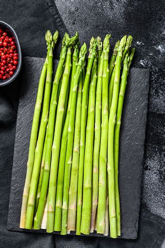 단 테이블에 신선한 아스파라거스의 무리 검은 색 배경 위쪽 보기 0명에 대한 스톡 사진 및 기타 이미지 0명 건강한 식생활 계절 Istock