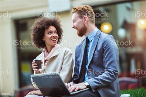 비즈니스 사람들이 야외 노트북을 사용 하 여입니다 비즈니스와 동료 개념 2명에 대한 스톡 사진 및 기타 이미지 2명 기업 재무와 산업 남자 Istock