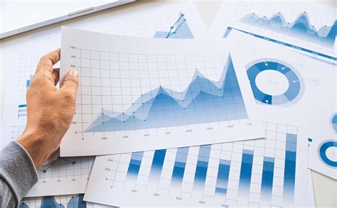 사업가 작업 데이터 문서 그래프 차트 보고서 마케팅 연구 개발 계획 관리 전략 분석 재무 회계 비즈니스 사무실 개념입니다 데이터에 대한 스톡 사진 및 기타 이미지 Istock