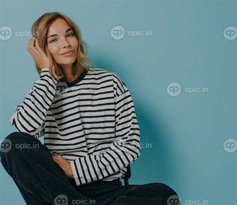 خرید و قیمت دانلود عکس دختر جوان جذاب با حداقل آرایش می نشیند ترب