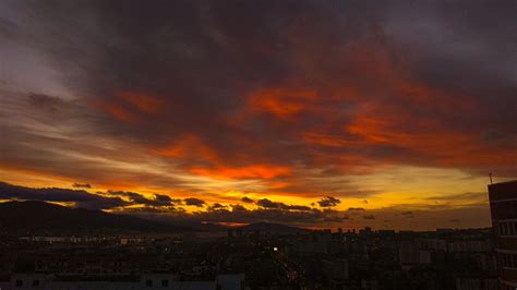 주황색노란색 일출 새벽의 균열에 항구 도시 위에 햇볕이 잘 드는 붉은 오렌지 회색 구름 아침에 포트 시티 다운타운 파노라마 0명에 대한 스톡 사진 및 기타 이미지 Istock