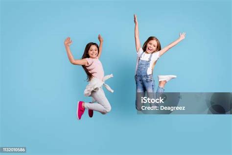 전체 길이 바디 사이즈 보기 2 명 좋은 사랑 스러운 매력적인 매력적인 쾌활 한 미친 부주의 스트레이트머리 사전 십 대 여자 기뻐하는 멋진 하루 푸른 파스텔 배경 위에 고립