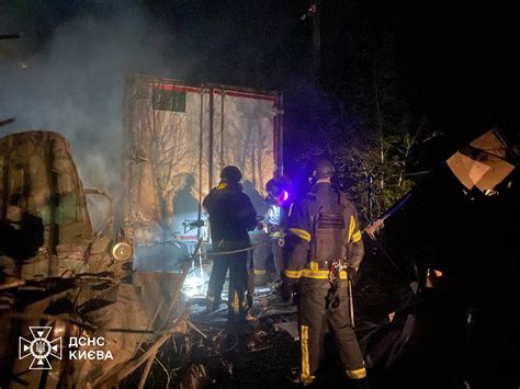Внаслідок нічної атаки в Києві пошкоджено будівлі та комунікації у трьох районах Вечірній Київ