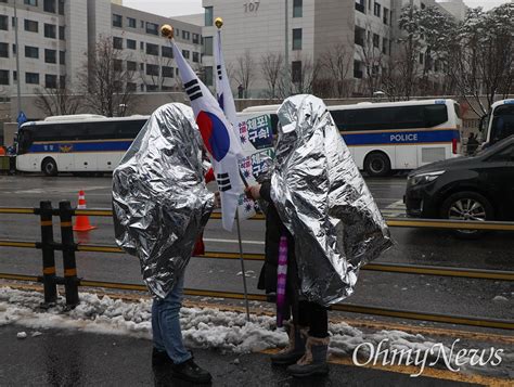 네오 [1월4일 5일 집회][오마이포토] 은박 담요 쓰고 한남대로에서 밤샌 시민들 오마이뉴스