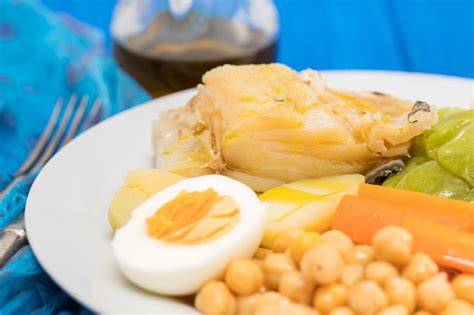 감자 당근 양배추 병아리 완 두와 흰색 접시에 계란을 삶은 대구 생선 계란 노른자에 대한 스톡 사진 및 기타 이미지 계란 노른자 그릇 끓는 물에 삶기 Istock