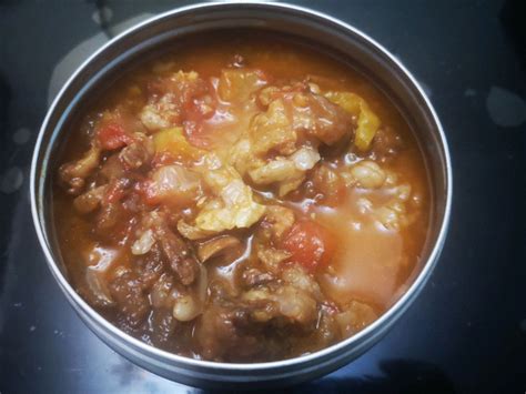西红柿炖牛蹄筋 青椒炒牛腩 大山谷图库