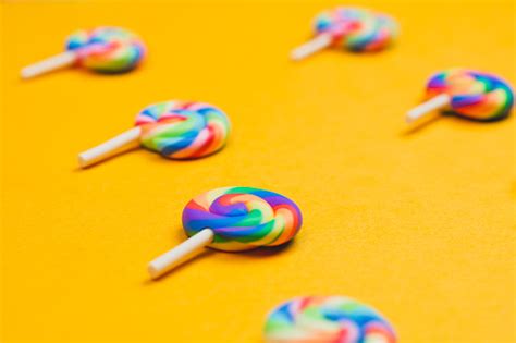 롤리팝은 행에 있습니다 나선형 사탕 패턴 노란색 배경에 과자를 많이 축제 장식 거친에 대한 스톡 사진 및 기타 이미지 거친 나선형 노랑 Istock