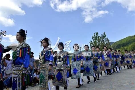 贵州榕江侗寨盛装歌舞欢度“吃新节” 人民图片网