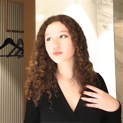 Kali Kalinamarinova • Threads Say More